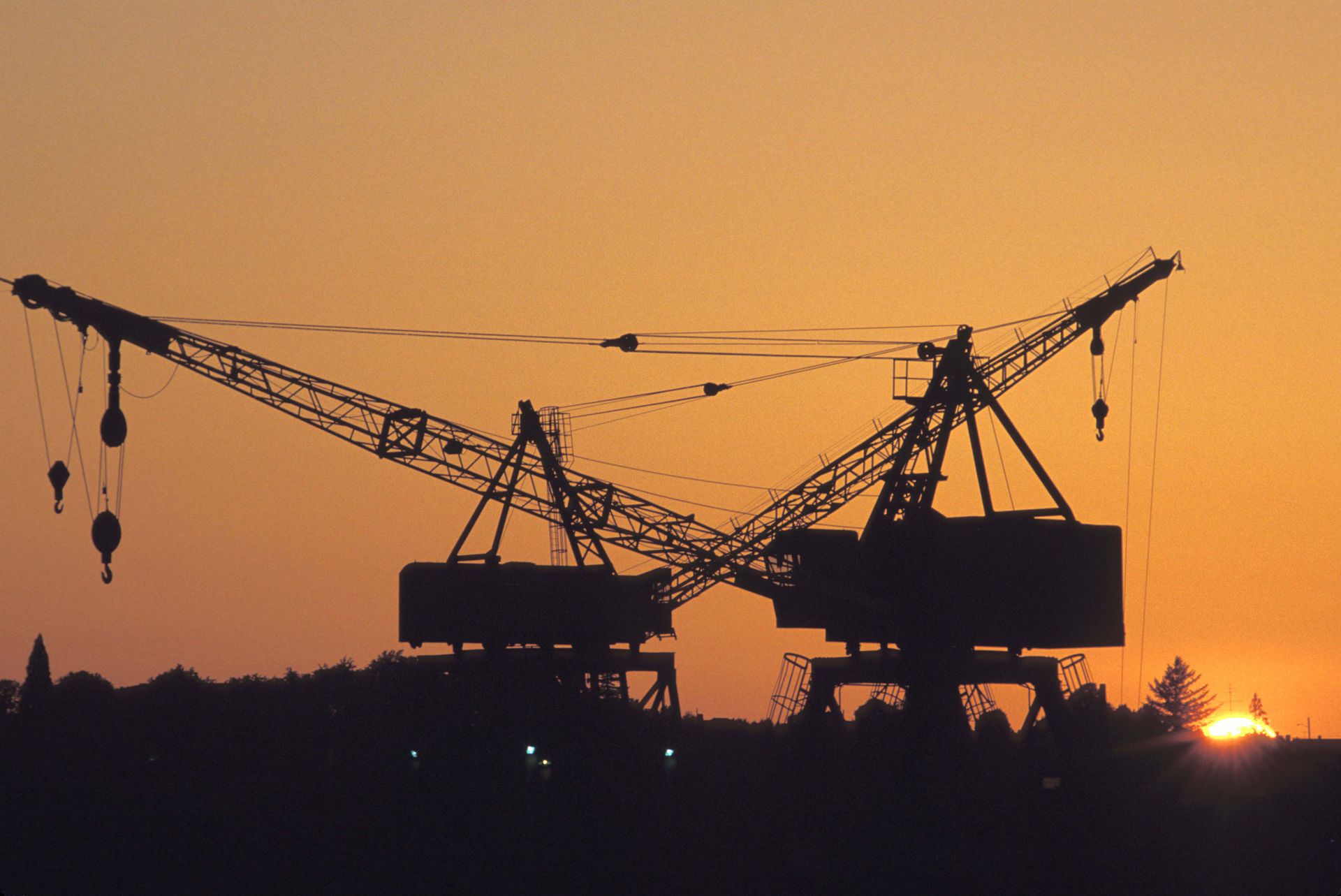 4 Reasons You Need Crane Rentals