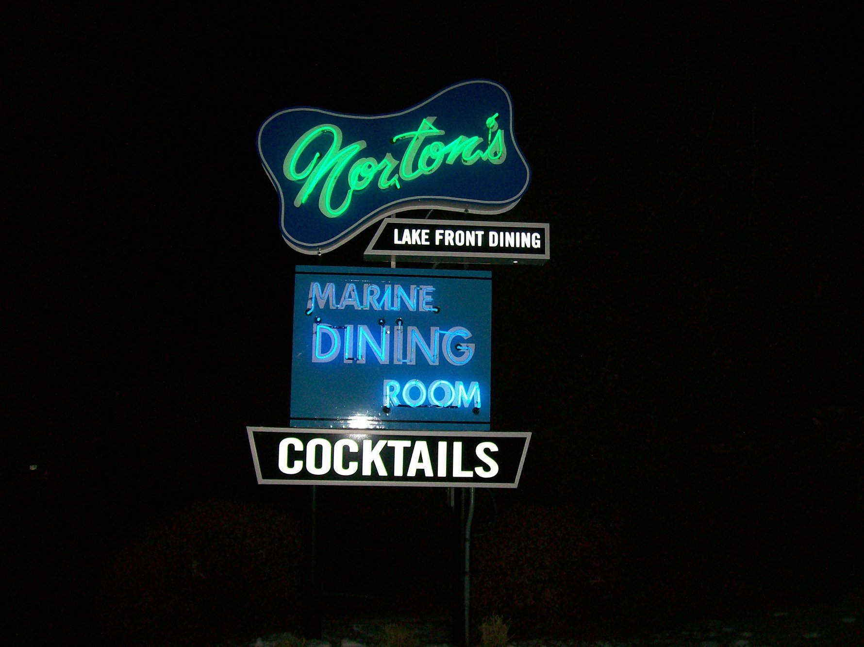 Retail Signs | Wisconsin Signs & Neon | Fond Du Lac, WI