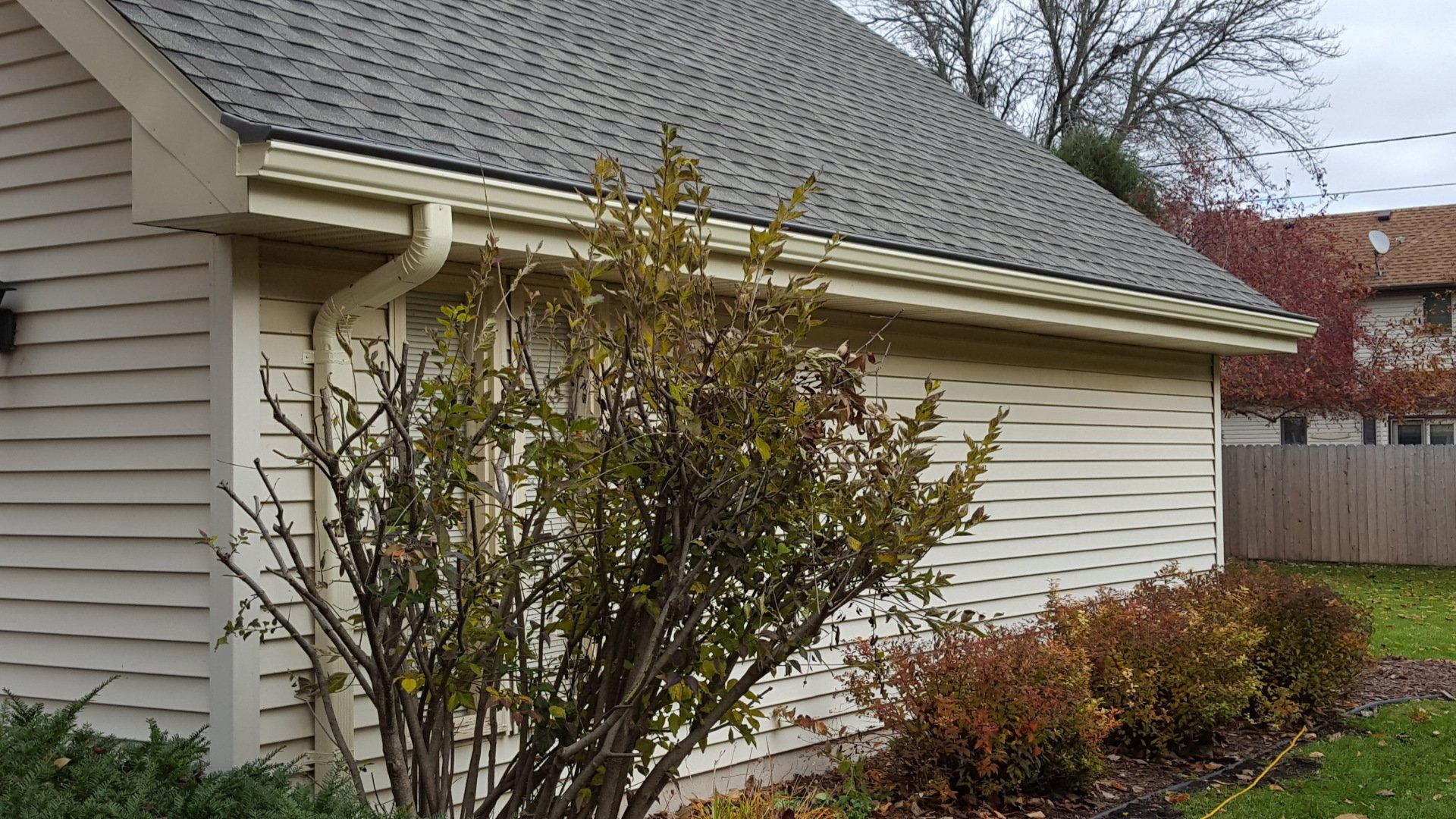 Wicker 5 inch Gutter and 3x4 Downspouts with Black Leaf-X