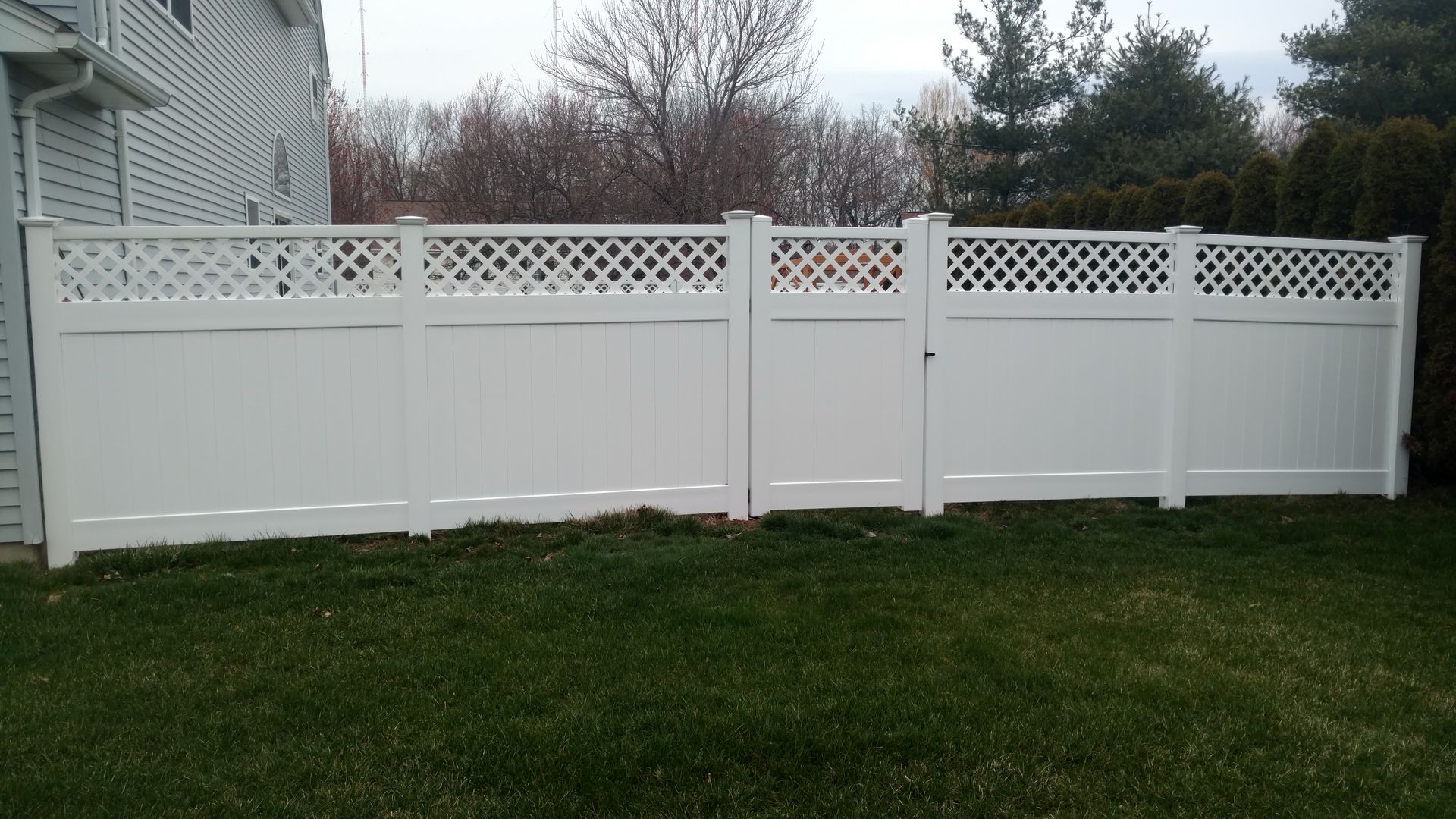 Low-Maintenance Vinyl Fence Installation | Simsbury, CT